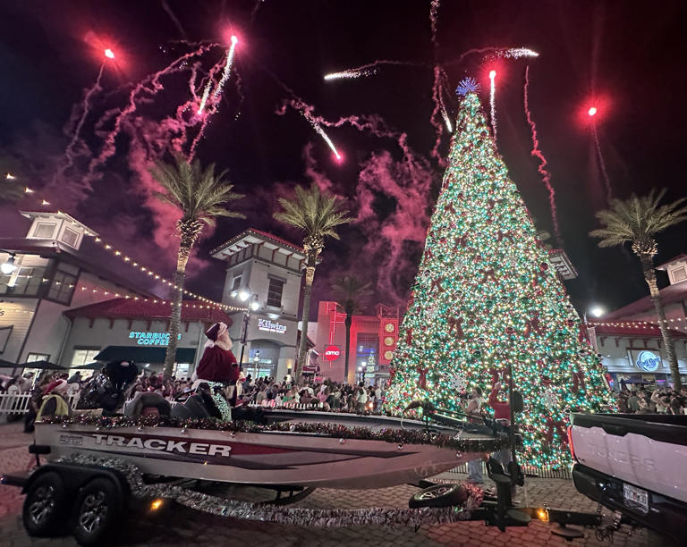 Santa arrives at Destin Commons to light 50-foot Christmas tree