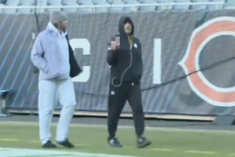 Aaron Rodgers flips off camera before missing Steelers-Bears clash