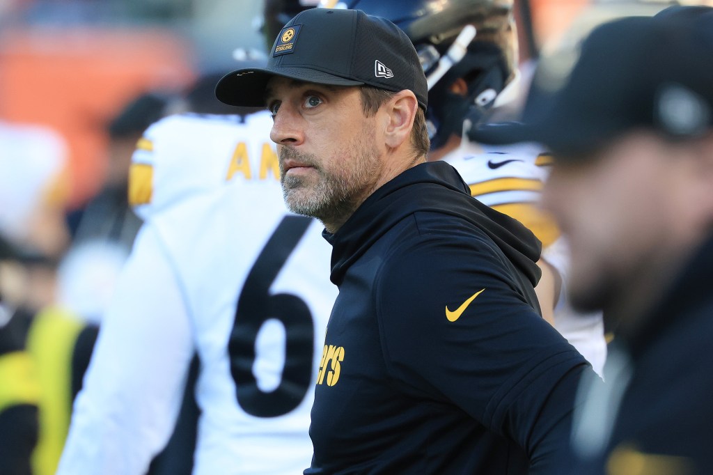 Aaron Rodgers flips off camera before missing Steelers-Bears clash
