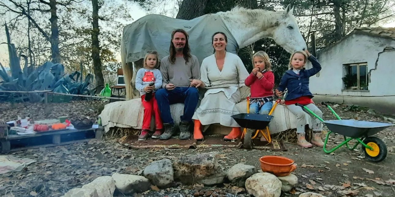Απομάκρυναν τα τρία παιδιά από την οικογένεια που ζούσε στο δάσος χωρίς ...