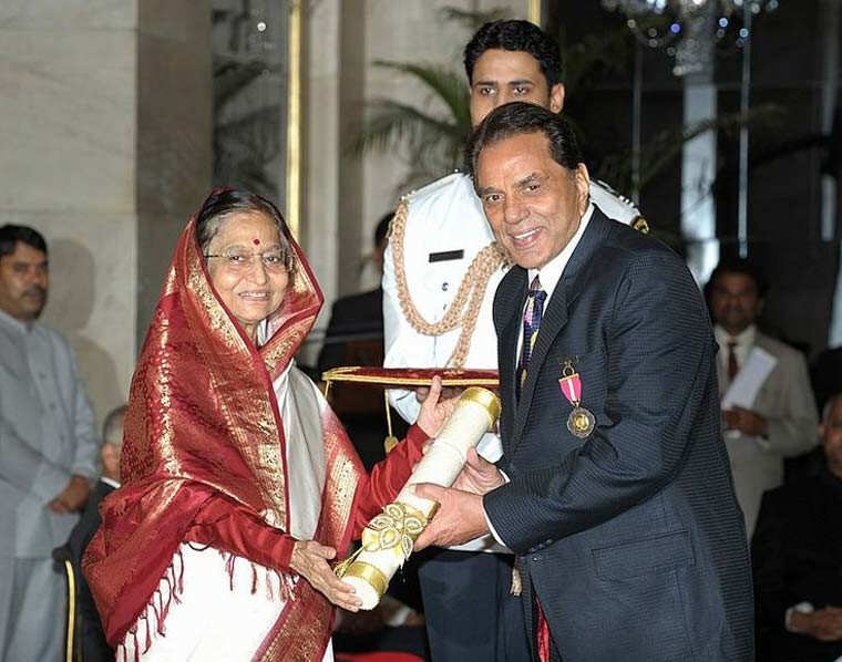 Dharmendra’s Life in Pictures: From Young Heartthrob to Bollywood Legend