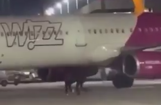VIDEO | Follia in pista: passeggeri rincorrono l’aereo pronto per il ...