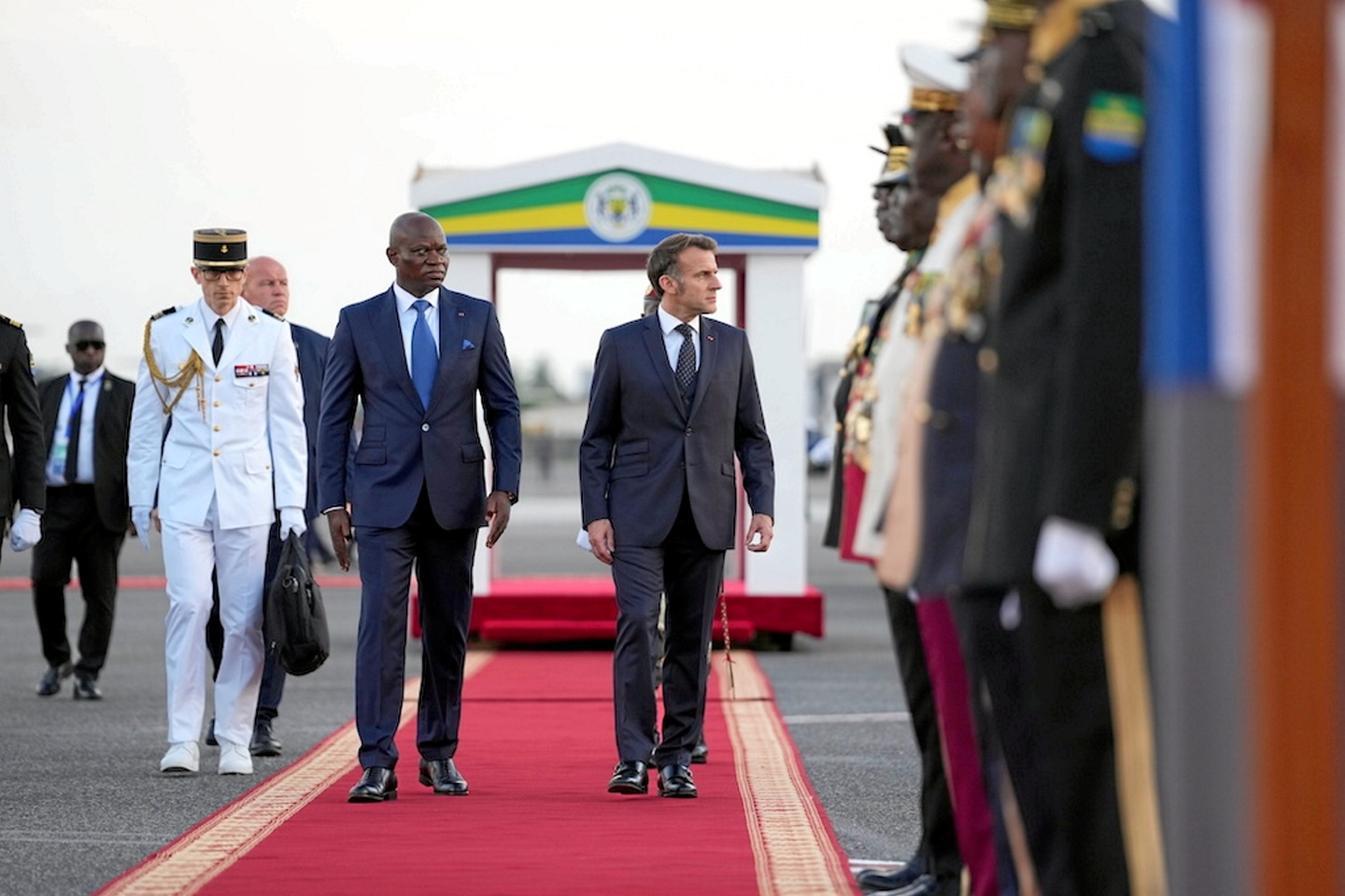 Emmanuel Macron au Gabon : la fin de l’ère Bongo change la donne