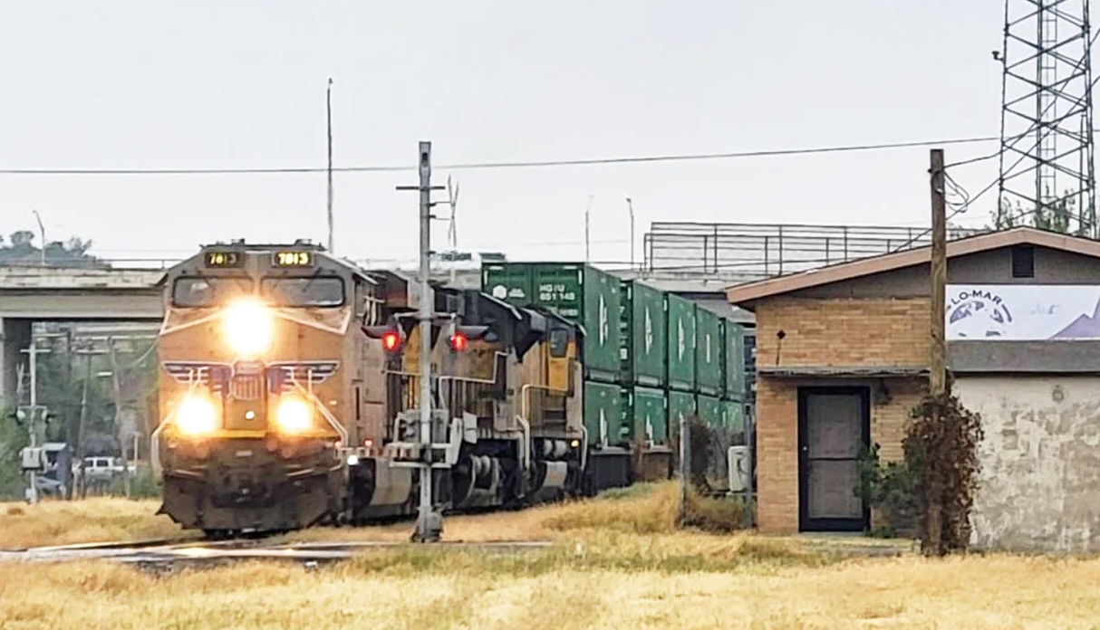 International crews help UP, Ferromex speed flow of traffic at Eagle ...
