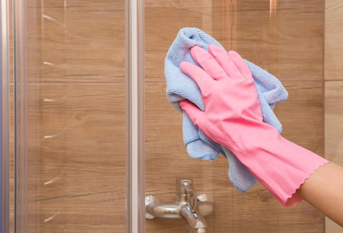 ¿Cómo limpiar cortinas y mamparas de baño para eliminar cal, moho y ...