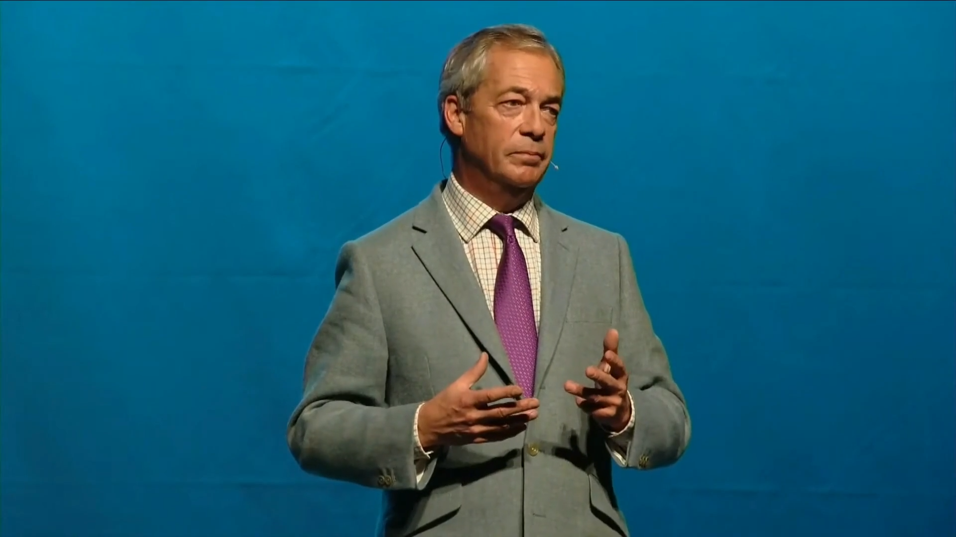 WATCH: Nigel Farage declares Rachel Reeves 'hopelessly out of her depth ...