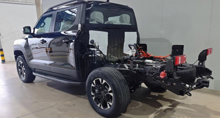 BYD's new Shark 6 exposed