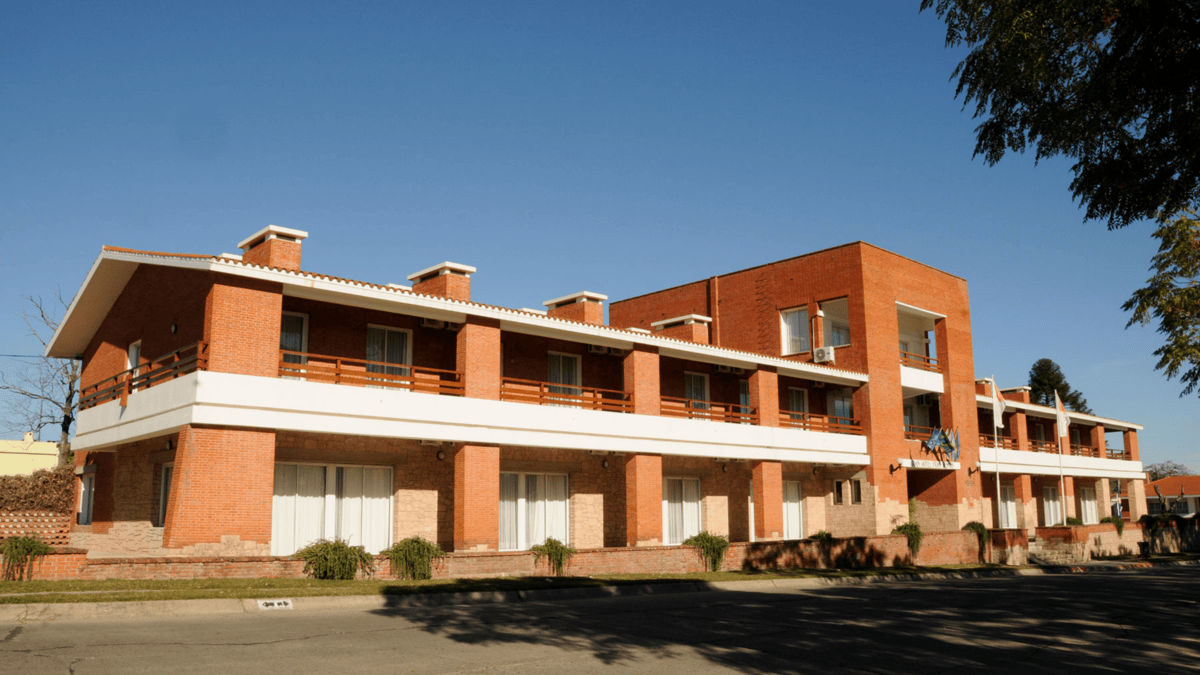 Estadía vacacional del BPS para jubilados en el moderno Gran Hotel Fray ...