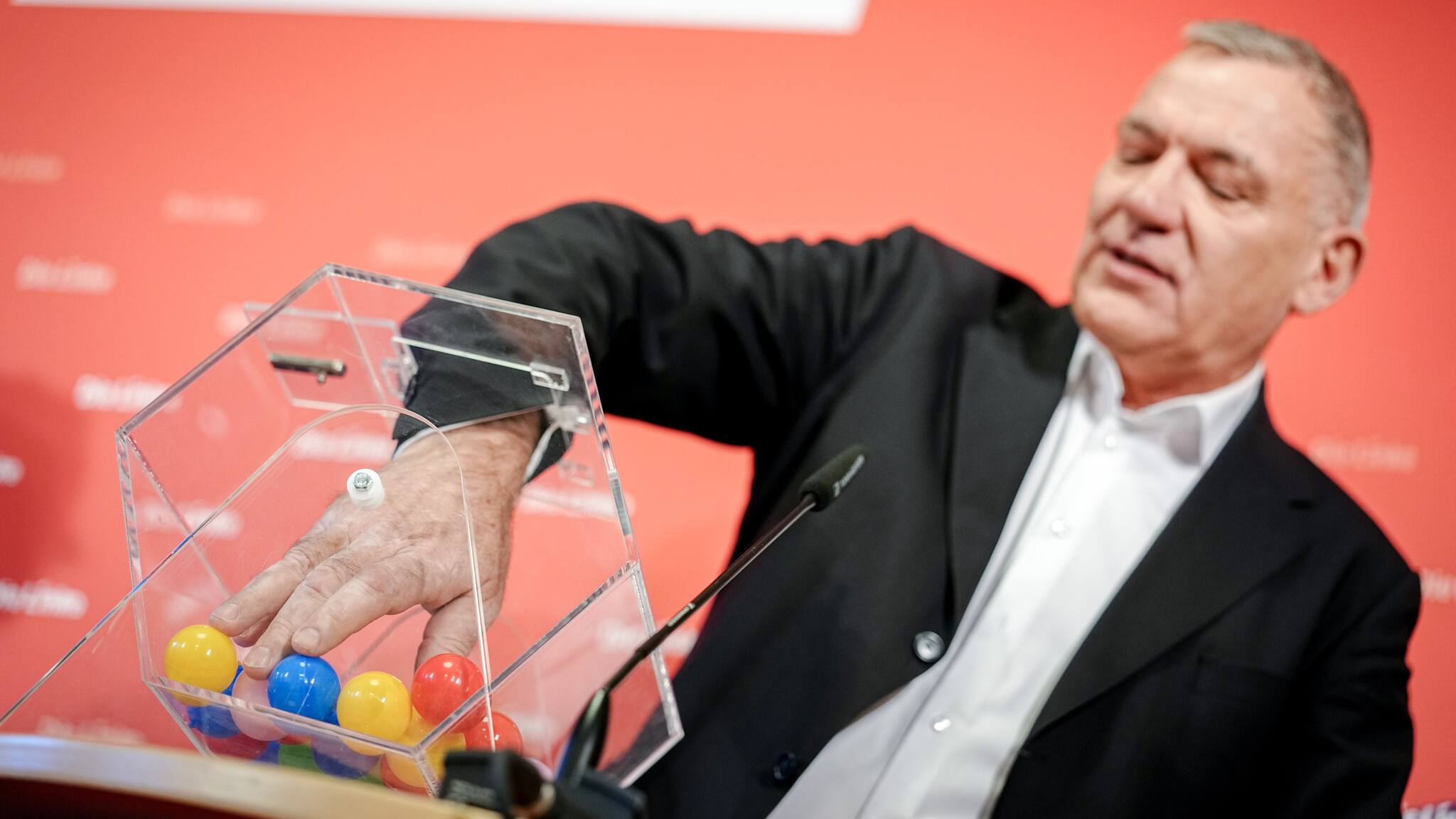Lostrommel für den Schützengraben: Die Linke labt sich am Honigtopf des ...