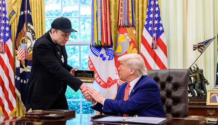 Senators urge app stores to pull Musk's platforms over AI sexual images ...