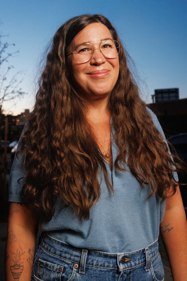 Alison Leiby Almost Died. In New Book“ I'm a Lot”, She Reveals What It Taught Her — See the ...