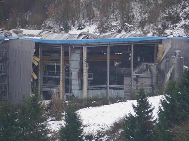 Nach verheerender Explosion: Wieder Einsatz in der Nacht bei Otto Fuchs