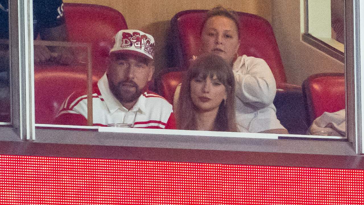 Taylor Swift joins Kansas City Chiefs WAGs for private team Christmas ...