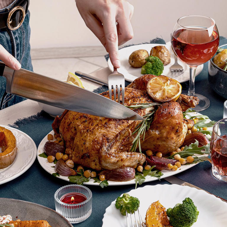 This Is the “Right” Time to Eat Thanksgiving Dinner, According to Experts