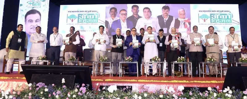 Gadkari calls for reviving Vidarbha as a hub for silk sarees