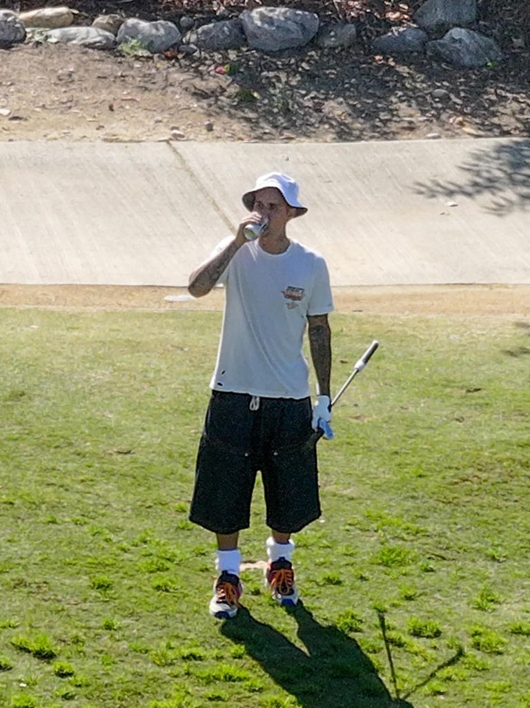 Justin Bieber Caught Peeing In Golf Course Bushes After Sipping On Beer
