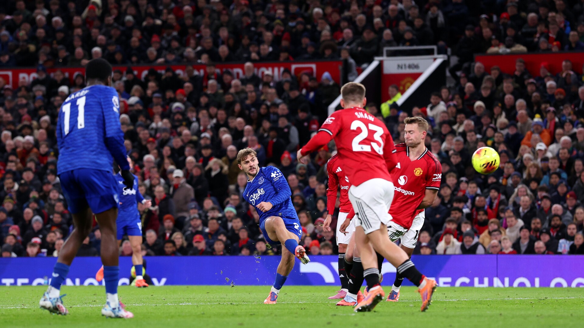 Manchester United 0-1 Everton: 10-man Toffees overcome silly red card ...