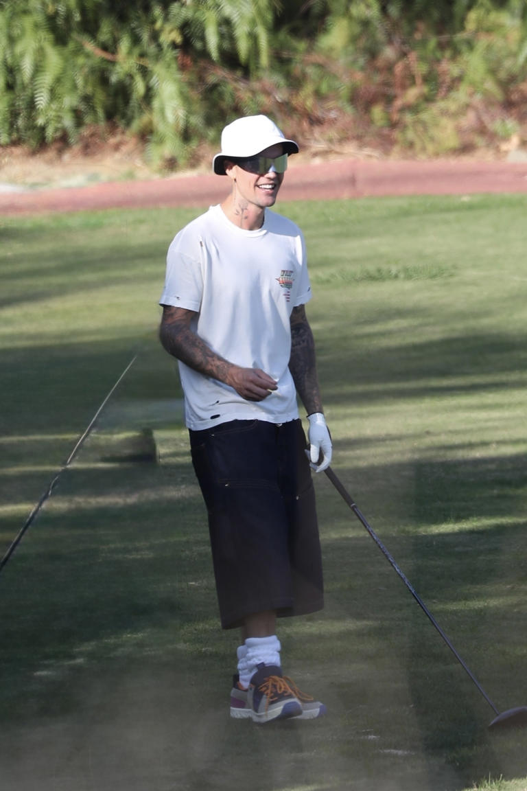 Justin Bieber Caught Peeing In Golf Course Bushes After Sipping On Beer