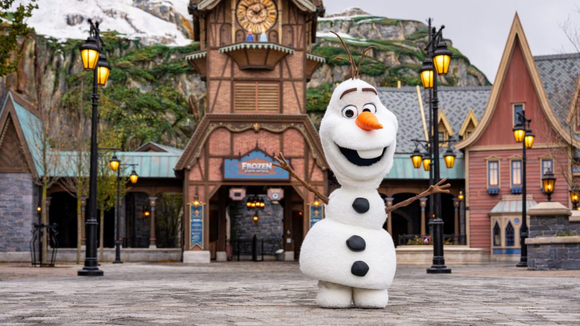 Disney debuts its most lifelike Olaf robot yet as Frozen’s snowman ...