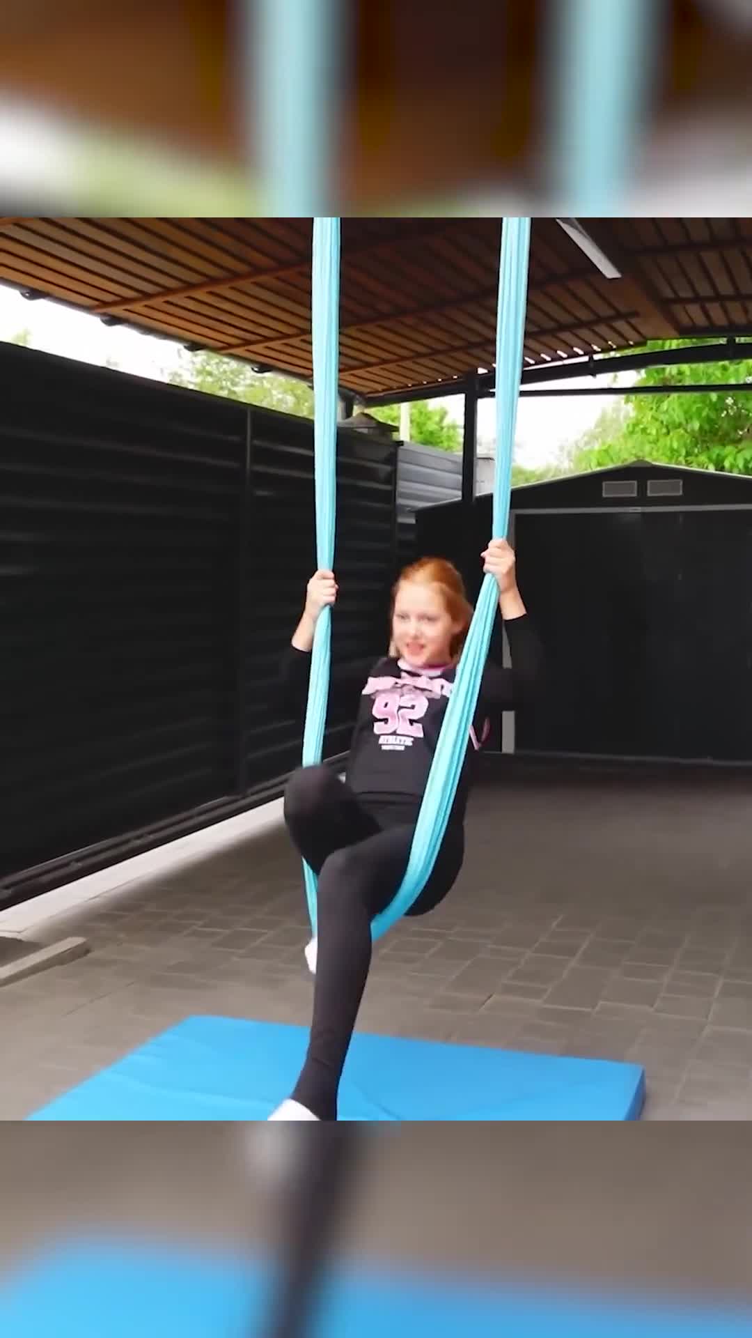 Fly yoga avec Amelka 🧘‍♀️ #shorts #amelkafrance #fyp