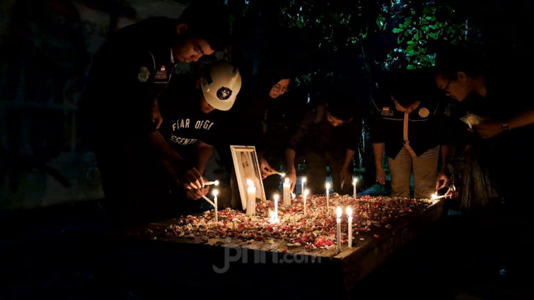 Aksi 1.000 Lilin untuk Levi: Mahasiswa Untag Desak Kasus Dosen Tewas di ...