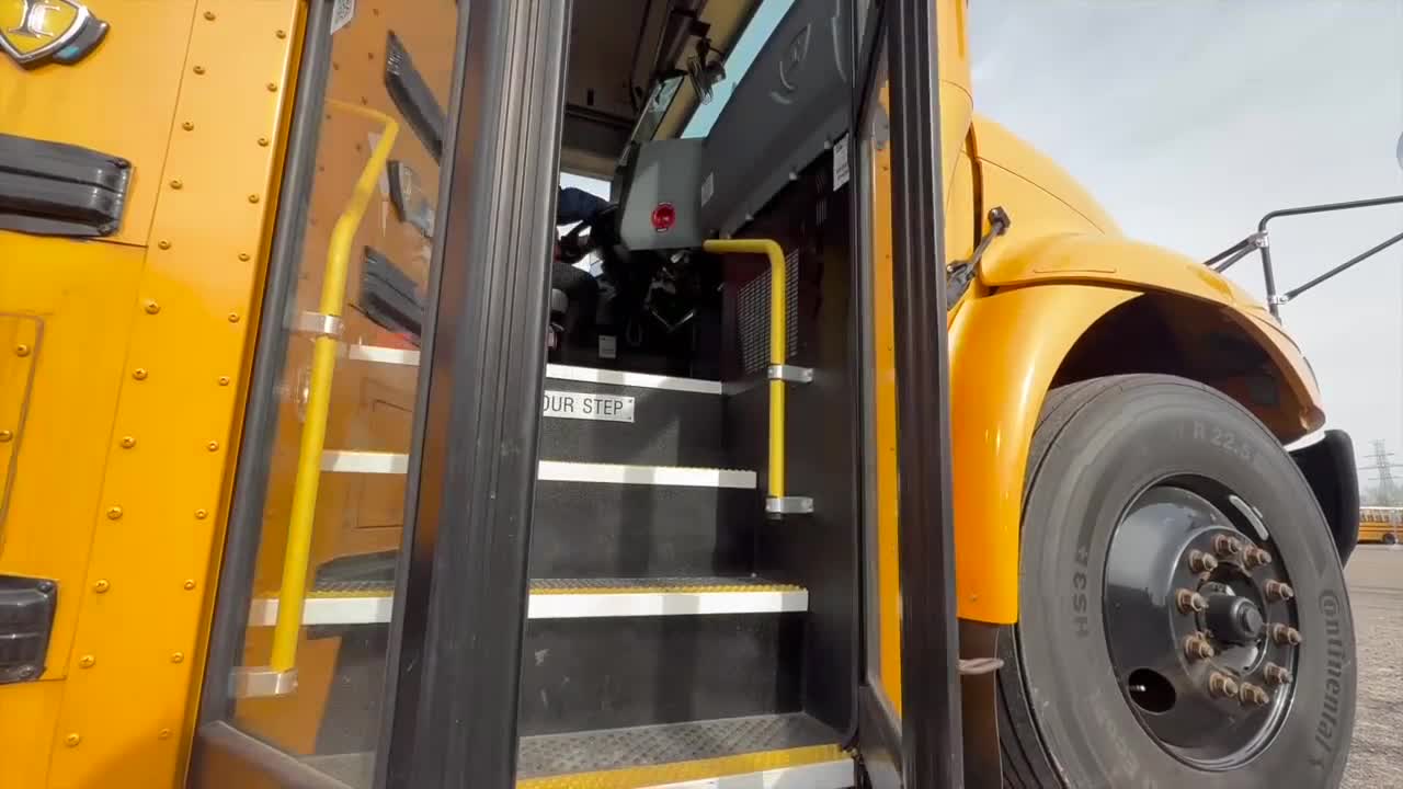 Pontiac School District rolls out electric school bus fleet with $15 ...