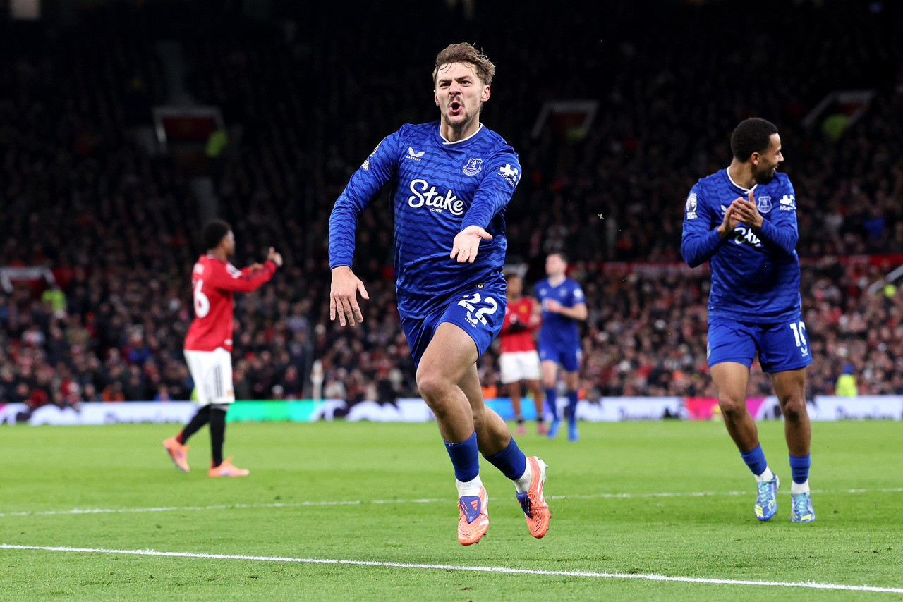 10-man Everton shock Man Utd at Old Trafford
