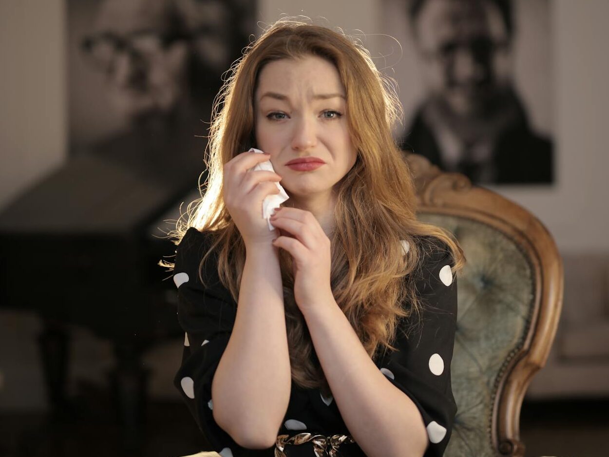15 Behaviors That Reveal Deep Insecurity in Women