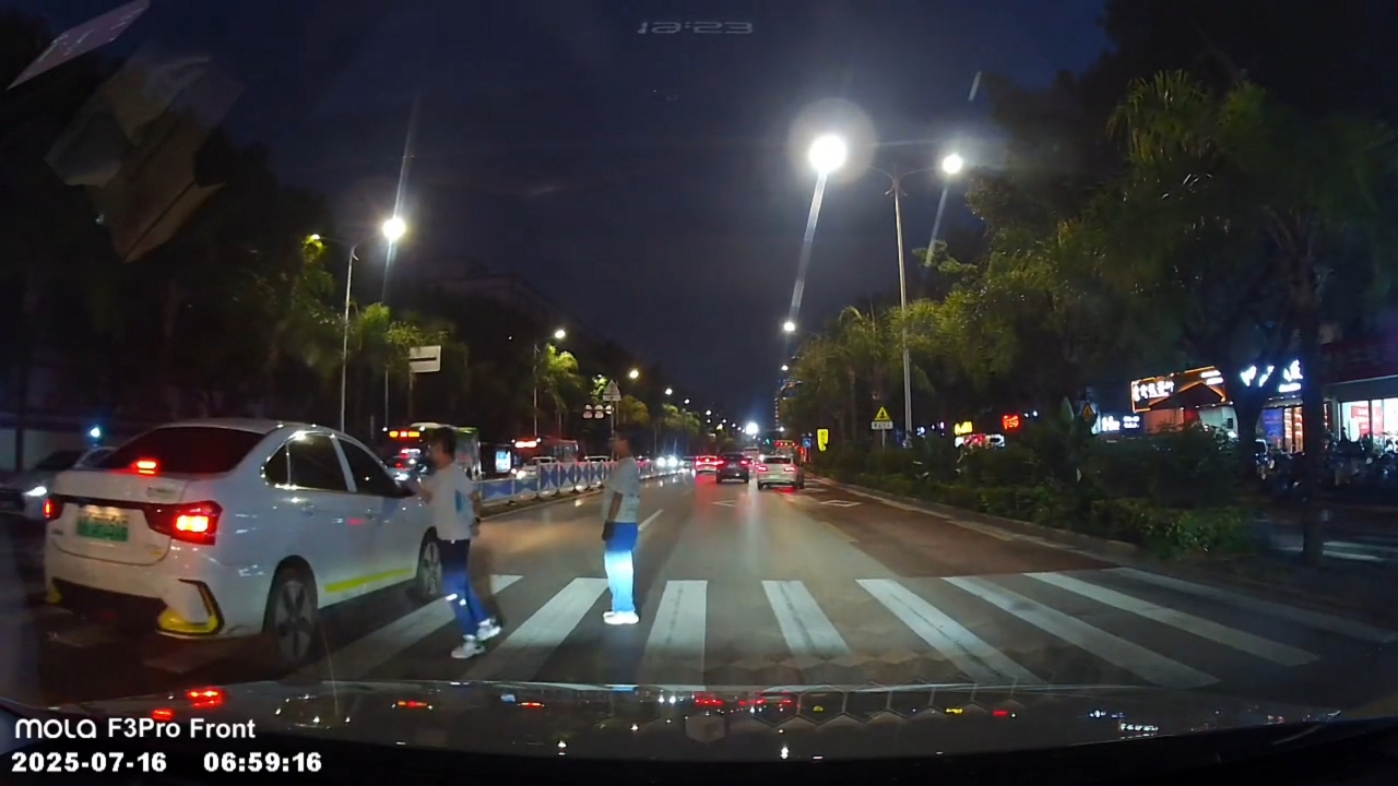 Close call at a pedestrian crossing in Guangxi, China