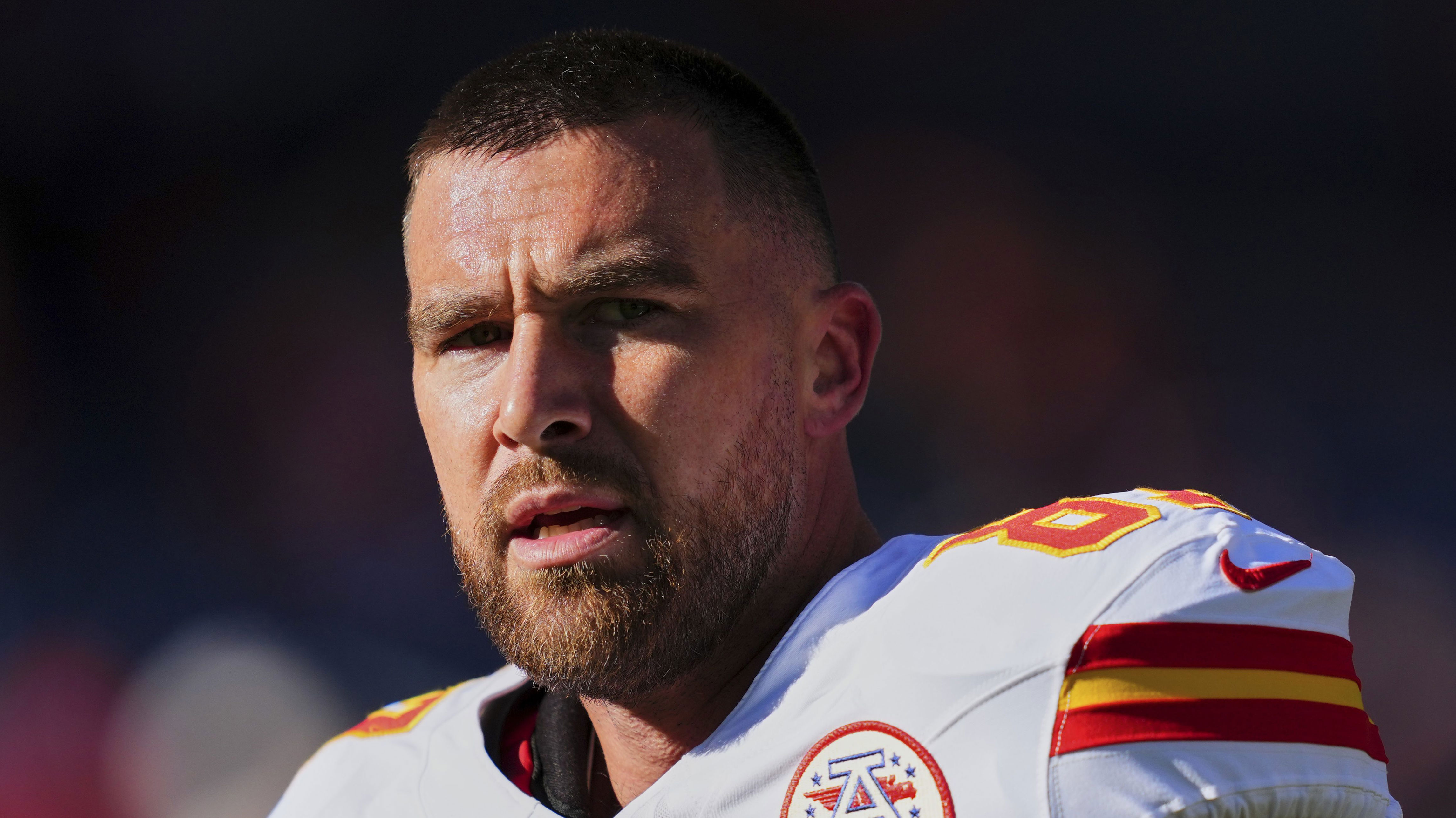 Chiefs' Travis Kelce turns heads with sideline behavior in Colts win