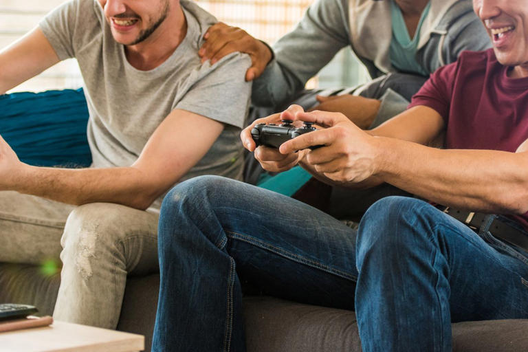 Woman Invited on Boyfriend's New Year's Eve Trip, but His Friends Make ...