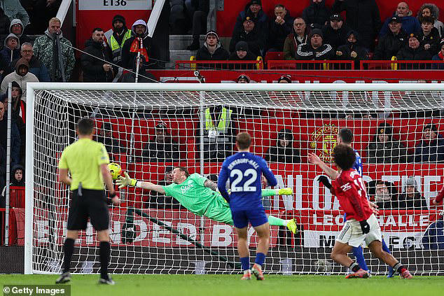 Man United 0-1 Everton: 10-man Toffees win despite Idrissa Gueye's red ...