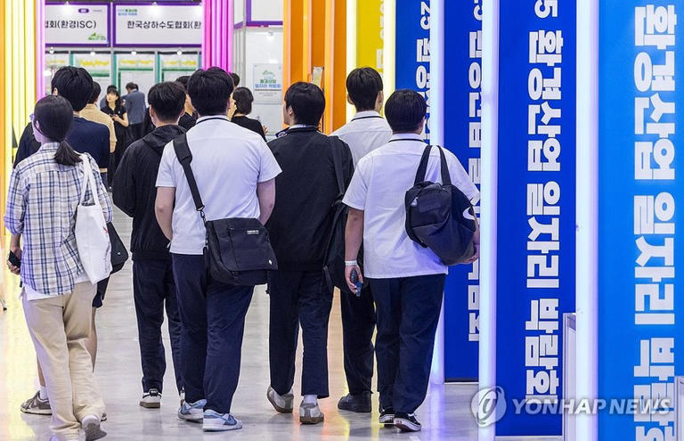 직업계고 취업률 3년째 감소…절반 대학 진학