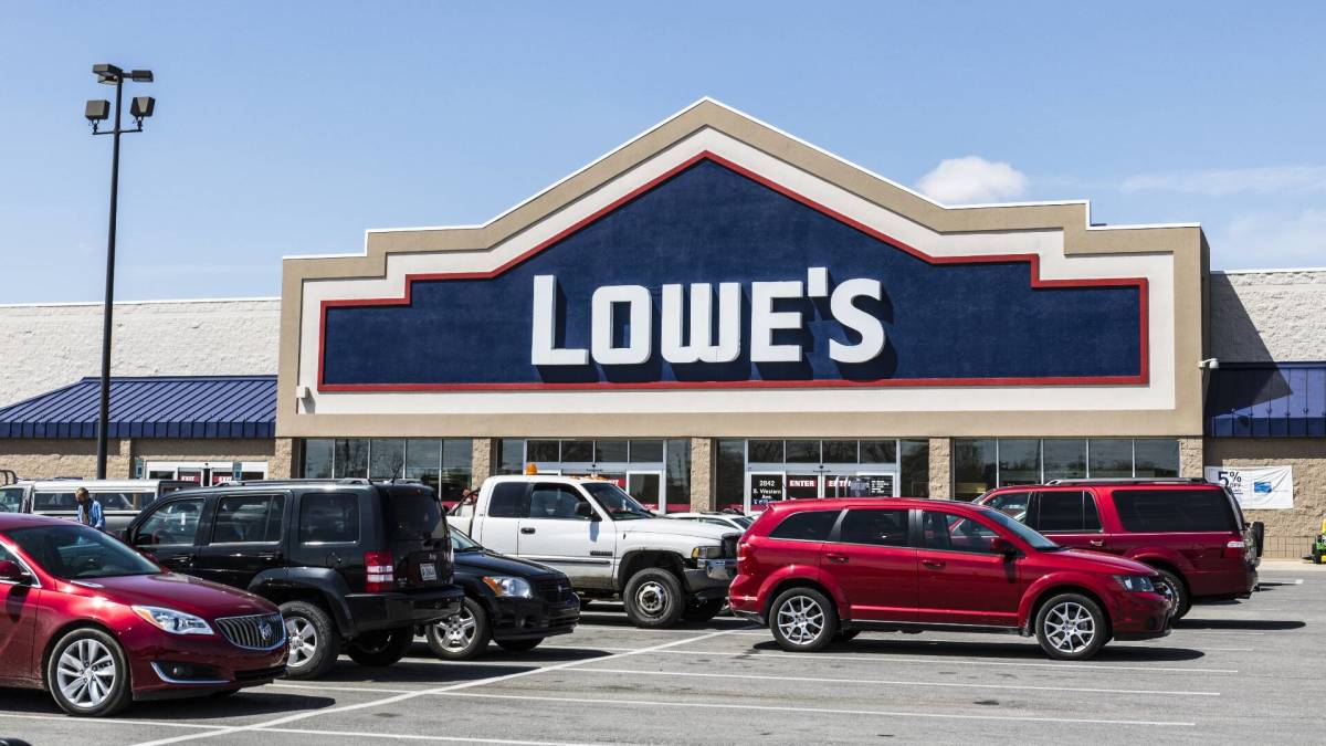 Lowe's Christmas Day hours 2025