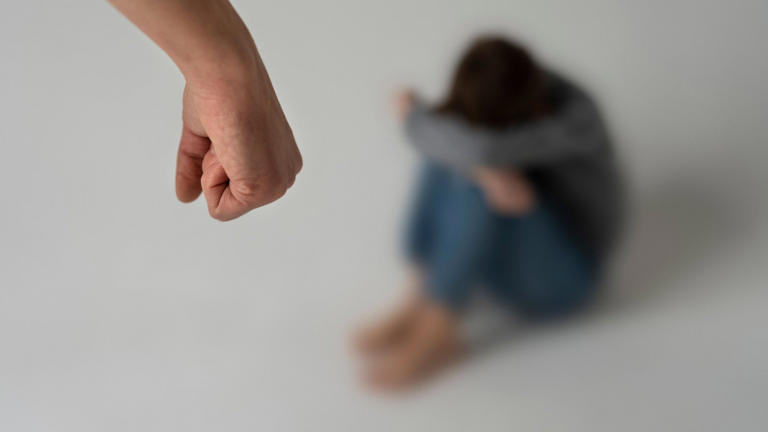 Πόρτο Ράφτη: 36χρονη κατήγγειλε τον σύζυγό της για ξυλοδαρμό - Δεν ...