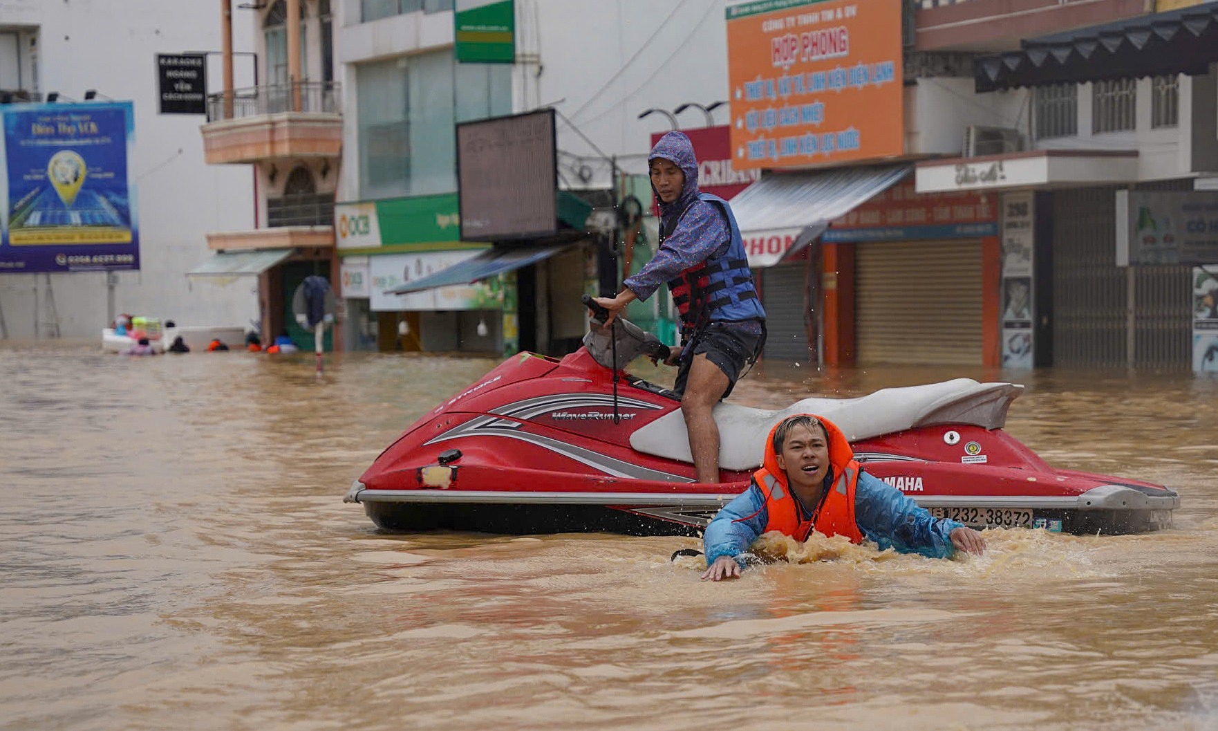 Foreign tourist's 72-hour ordeal as floods strand train in central Vietnam