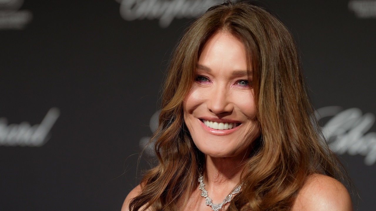 "J’en bois jusqu'à 40 par jour" : complètement accro, Carla Bruni ...