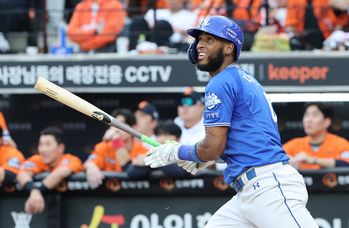 Lions bring back slugger Diaz, starter Jurado for 2026