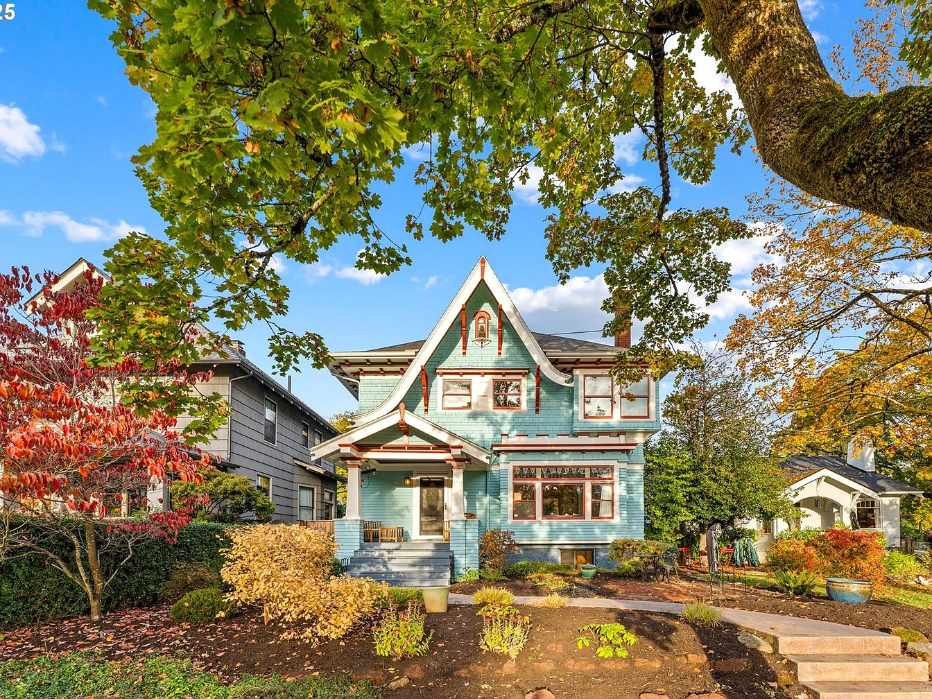 1910 Gothic Revival Foursquare in Oregon with Stained Glass, Coffered ...