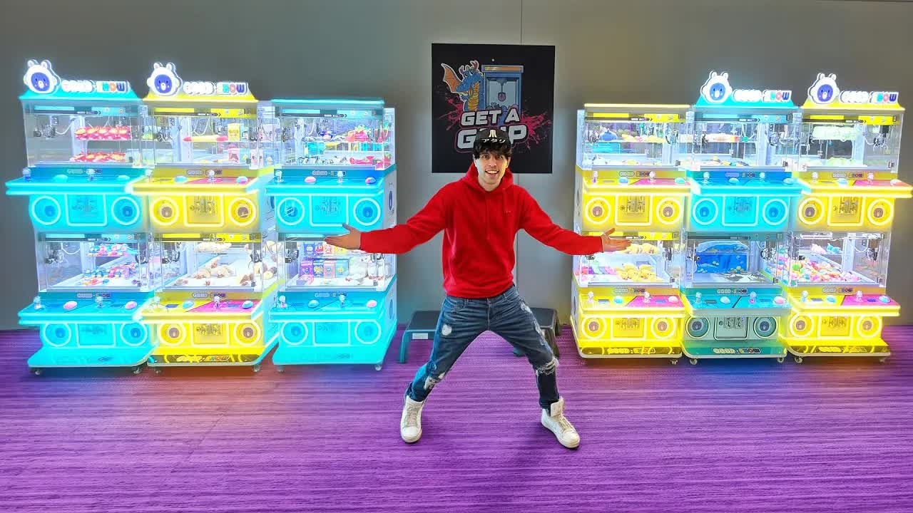 Trying all the mini claw machines at the Clawcade!