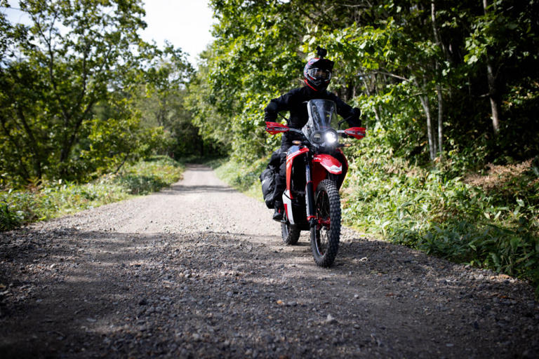 公道も林道もこれ1つ！ DFG「ACEヘルメット」1年使って分かった実力とは