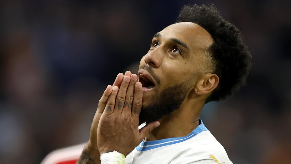 Sancionan a Aubameyang por coger un extintor y rociar a un trabajador ...