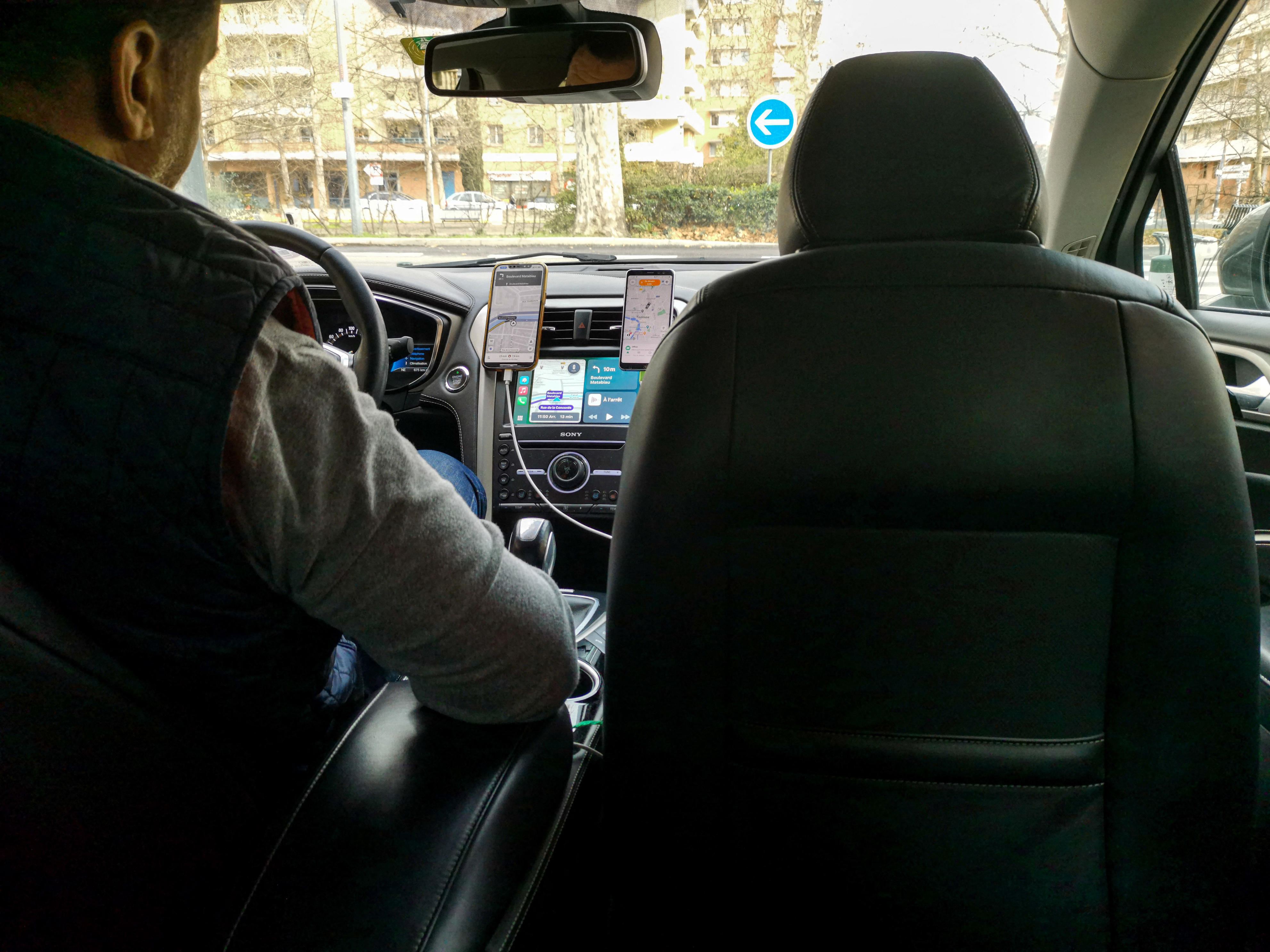 Can you go on your phone at a red light in VT? What the law says