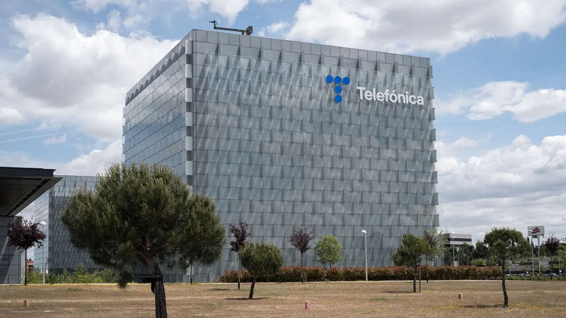 Telefónica y Vodafone venden a AXA un 40% de su empresa conjunta de ...