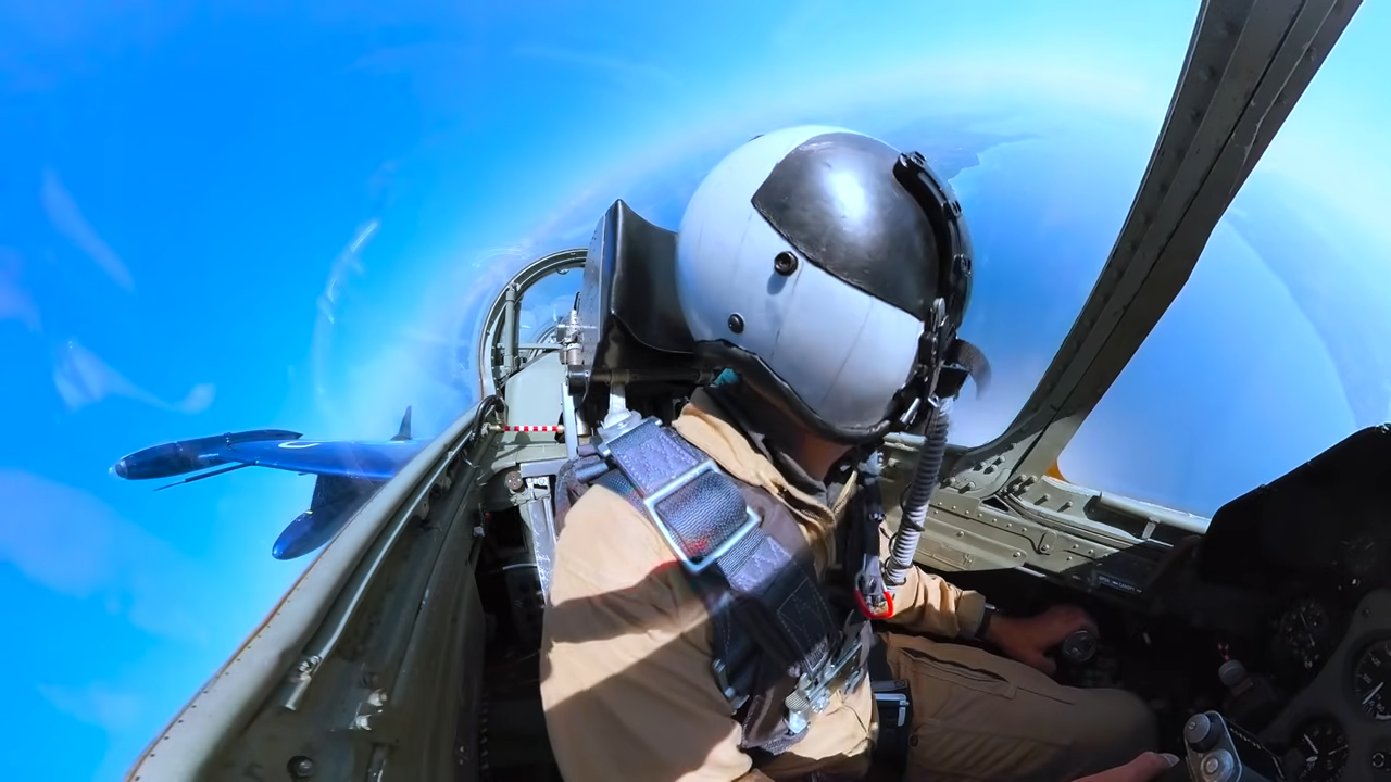 Watch Pilot Pull Formation Loops And Rolls at 500 MPH
