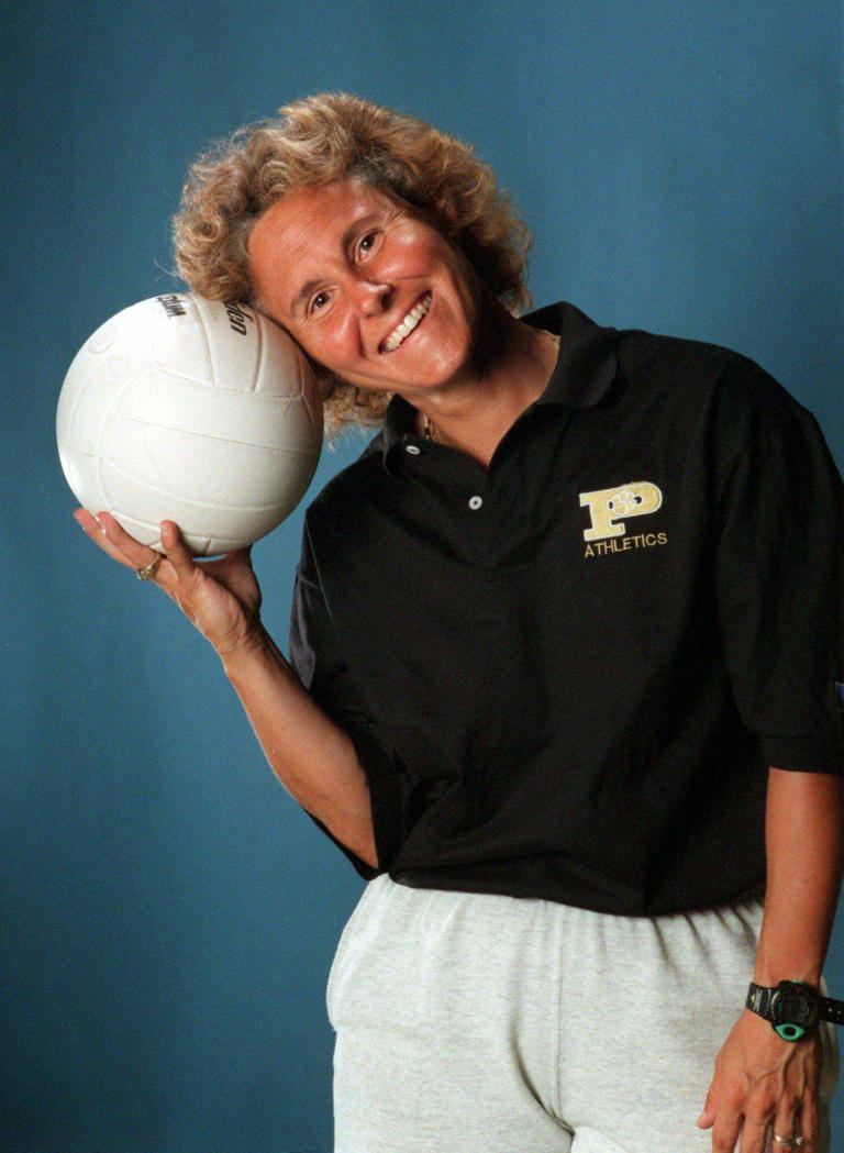 NC volleyball power Marvin Ridge hires 5-time state champ Zoe Bell as ...