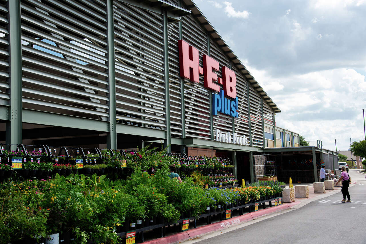 Is H-E-B open on Christmas Eve and Christmas Eve?