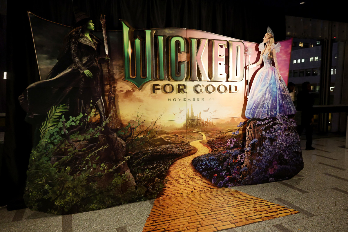 Actress Who Plays Dorothy in 'Wicked' Finally Shares Photos of What ...