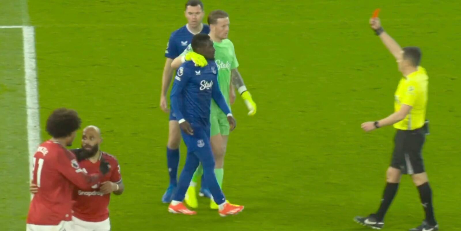 Everton: Gueye Red Card… for slapping his own teammate!
