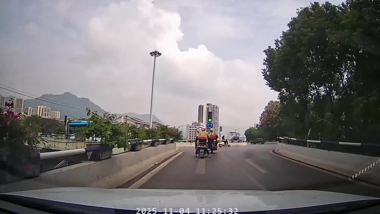 Dashcam captures light rear-end bump with electric motorcycle in ...